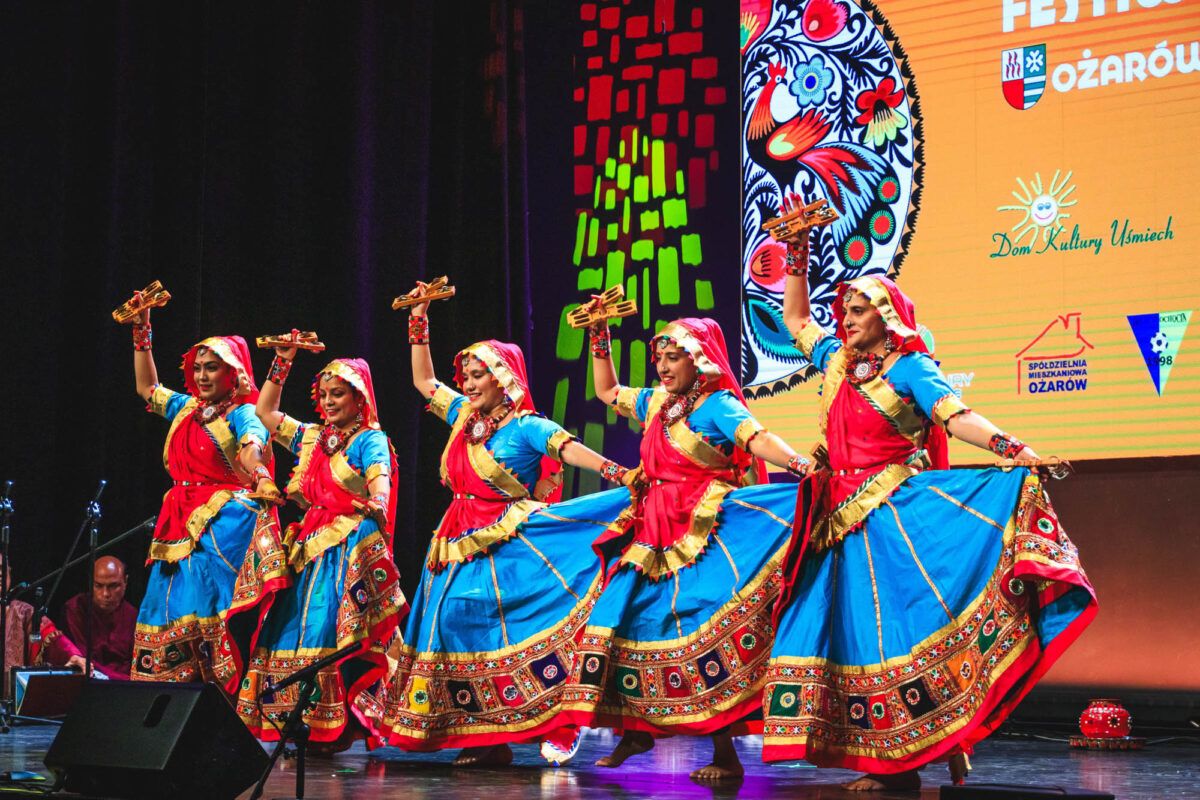 VIII Międzynarodowy Festiwal Folkloru – koncert w Starych Babicach : Dom Kultury „Uśmiech”